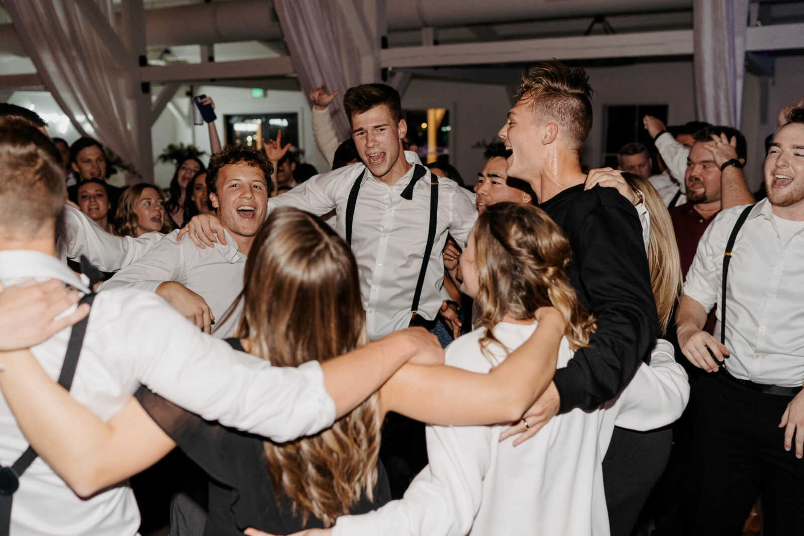 The Pros and Cons of Friday and Sunday Weddings